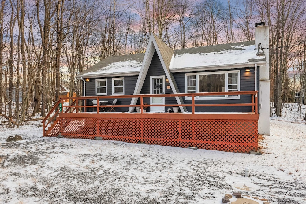 The Pines Cozy Arrowhead Lake Escape With Pools And Outdoor Adventures - Pocono Mountains, PA