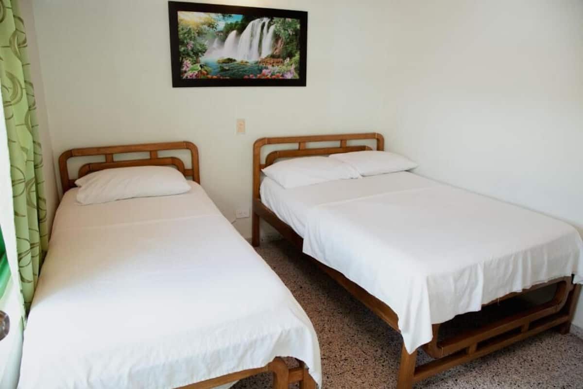 Quarto triplo básico | Wi-Fi de cortesia