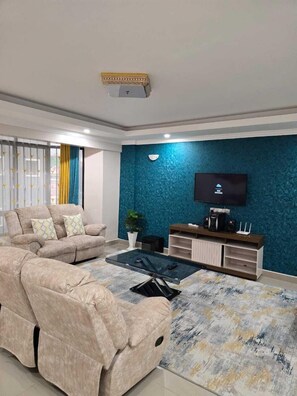 Apartamento Familiar, varanda, Vista para a cidade | Sala de estar | Smart TV de 24 polegadas com canais digitais 