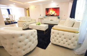 Apartamento de Luxo | Sala de estar | Smart TV de 24 polegadas com canais digitais 