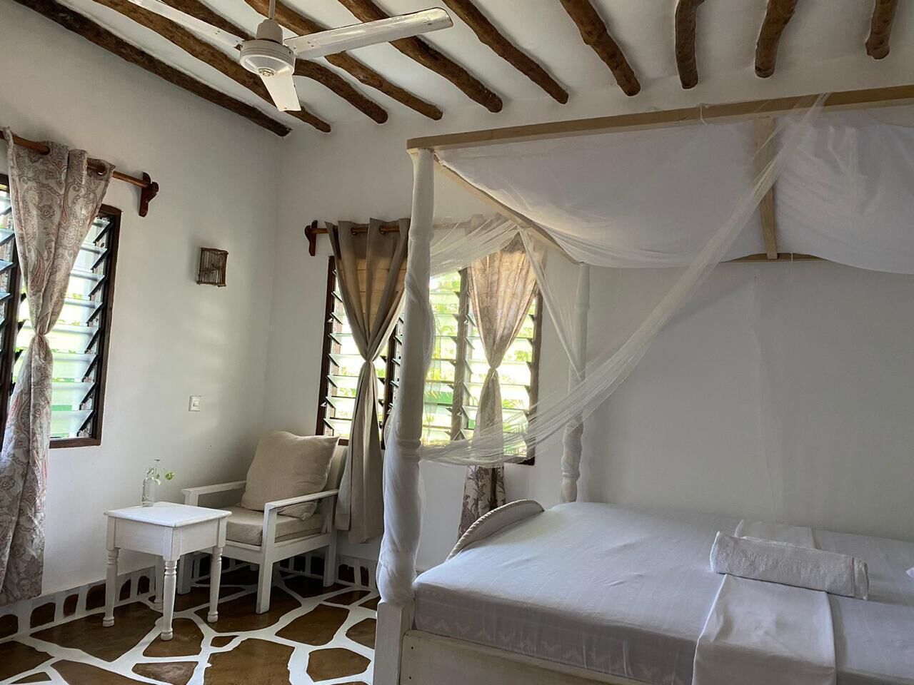 Quarto Individual Deluxe, vista para o pátio | Secretária adequada para computadores portáteis, ferro/tábua de engomar 