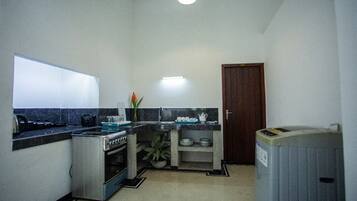 Um frigorífico, uma placa de cozinha, uma torradeira, liquidificador