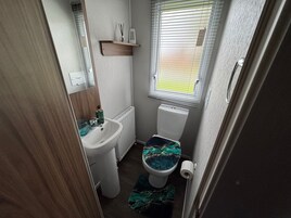 Apartamento | Banheiro | Chuveiro, secador de cabelo, toalhas de banho, papel higiênico