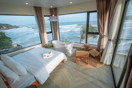 Quarto Individual de Luxo, varanda, vista para a praia | Roupa de alta qualidade, minibar, Wi-fi grátis, roupa de cama fornecida . Sunsea House Đá Đĩa-Phú Yên
