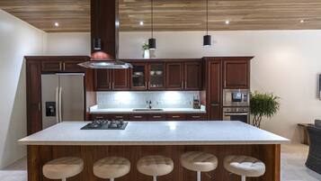 Apartamento de Luxo, 3 quartos, junto à piscina | Cozinha privada | Um frigorífico/congelador grande, um micro-ondas, um forno