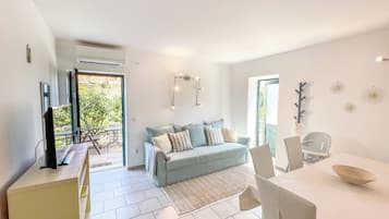 Apartamento família, 2 quartos, vista para o mar | Área de estar | TV LED 42 polegadas com canais a cabo