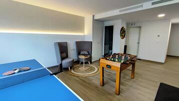 Villa Panorâmica, várias camas, piscina privativa, vista para o mar | Televisão