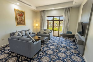 Minibar, cofre no quarto, cortinas/cortinados opacos