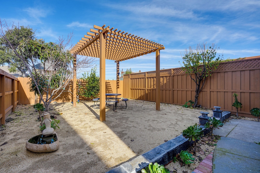 Walk To Crab Cove Beach: Alameda Home W/ Game Room - Oakland, CA