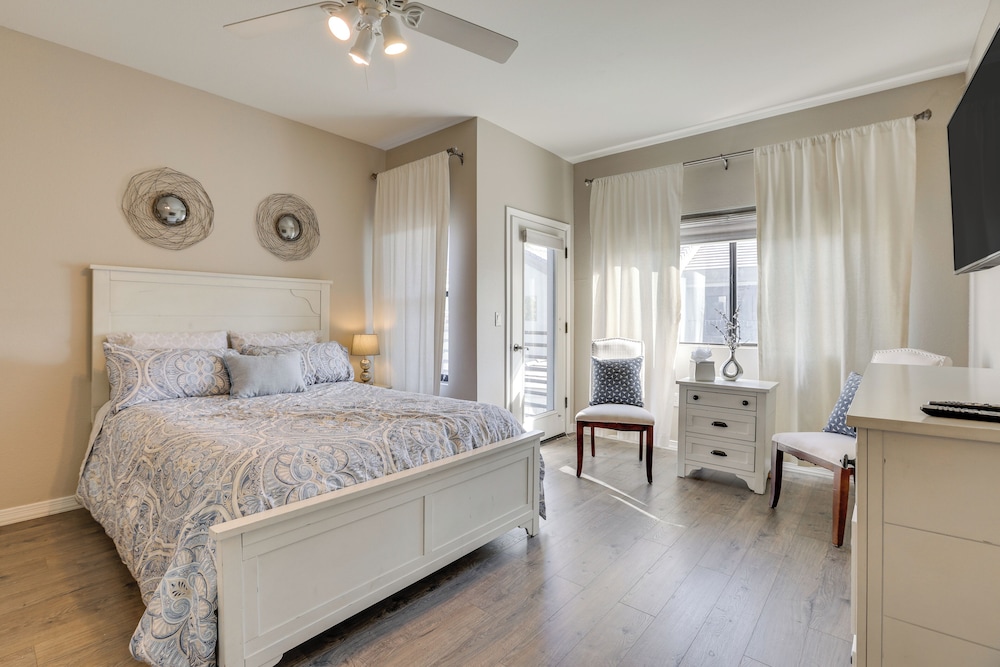 < 1 Mi To Biltmore Fashion Park: Condo W/ Pool! - Phoenix, AZ