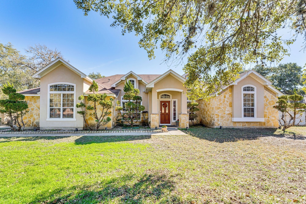 Spacious San Antonio Home W/ Outdoor Oasis! - San Antonio, TX