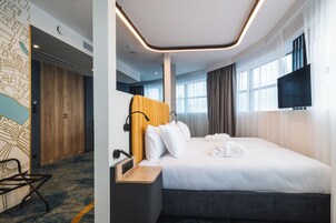 Secretária, secretária adequada para computadores portáteis 