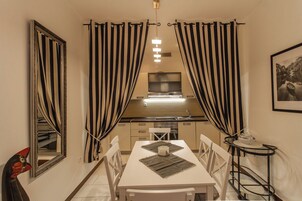 Uma chaleira elétrica, uma torradeira