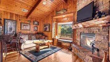 Cabine, 1 cama king-size e sofá-cama, pátio, vista para o jardim (Cabin at Rock Canyon) | Sala de estar | Televisor de ecrã plano de 42 polegadas com canais digitais, lareira