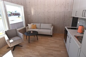 Cabana de Madeira Comfort | Sala de estar | TV de ecrã plano 