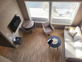 Cabana de Madeira Comfort | Sala de estar | TV de ecrã plano 