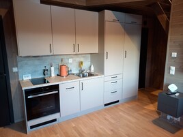 Um frigorífico, um forno, uma placa de cozinha 