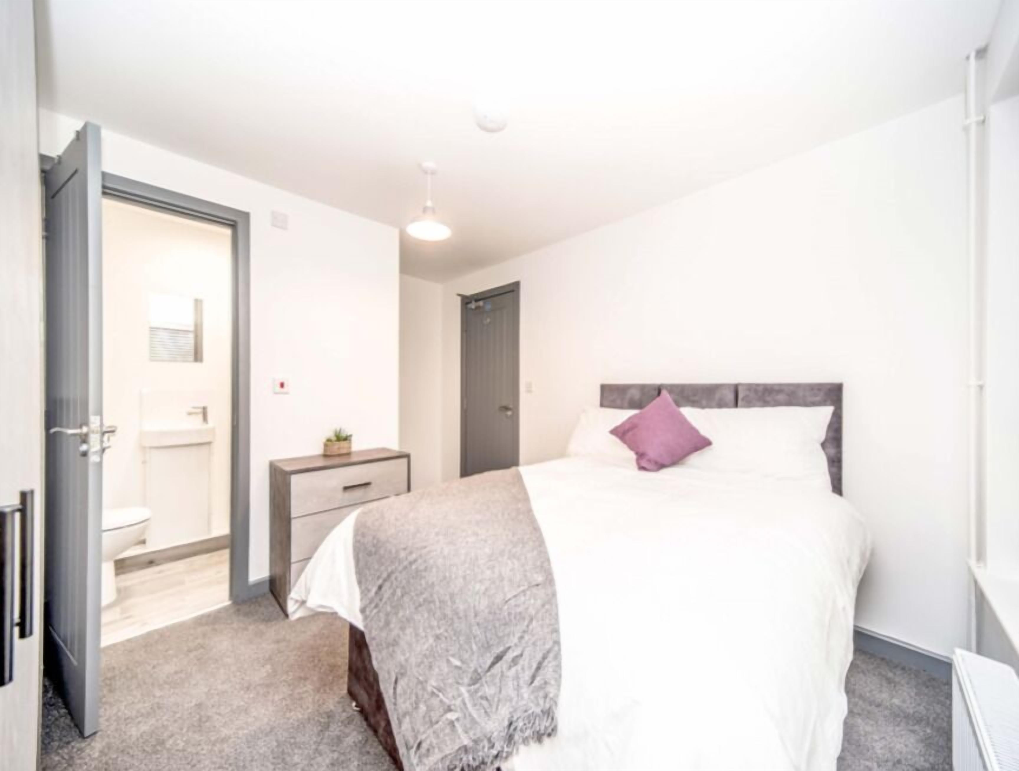 Modern 5 Bed House Perfect For Contractors - Bedford