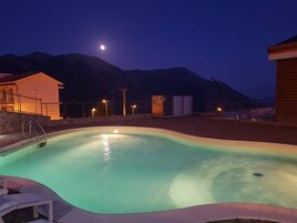 Quarto solteiro conforto, vista para a piscina | 1 quarto, roupas de cama premium, edredons de pluma