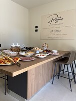 Café da manhã com buffet grátis todos os dias