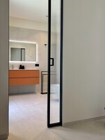 Quarto luxo | Banheiro | Chuveiro, secador de cabelo, chinelos, toalhas de banho