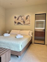 Quarto superior | Cofres nos quartos, escrivaninha, espaço de trabalho para notebook