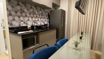 Estúdio Empresarial | Um frigorífico, um micro-ondas, uma placa de cozinha