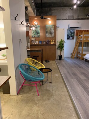 Apartamento Design em Condomínio Fechado, várias camas | 1 quarto, secretária, secretária adequada para computadores portáteis