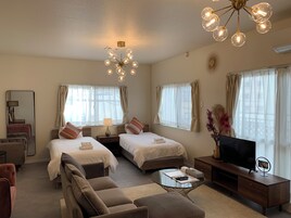 Quarto quádruplo família, várias camas | Escrivaninha, espaço de trabalho para notebook, cortinas blackout