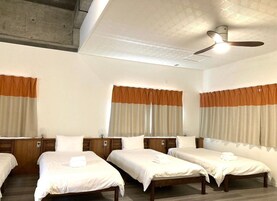 Condo design, várias camas | Escrivaninha, espaço de trabalho para notebook, cortinas blackout