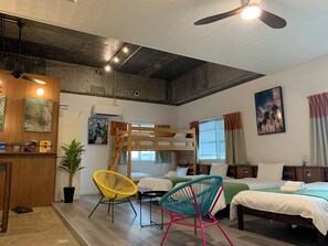 Apartamento Design em Condomínio Fechado, várias camas | 1 quarto, secretária, secretária adequada para computadores portáteis