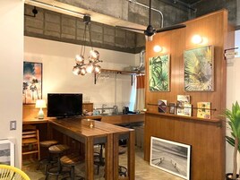 Condo design, várias camas | Escrivaninha, espaço de trabalho para notebook, cortinas blackout