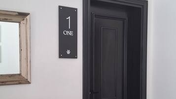 Uma porta preta com uma placa acima que diz "1 ONE".