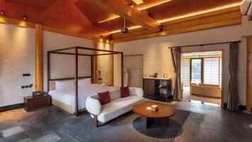 Quarto casal com design assinado | 2 quartos, roupas de cama premium, edredons de pluma, frigobar