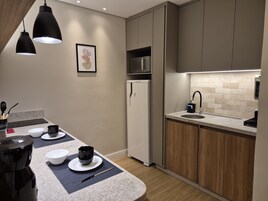 Apartamento | Cozinha privada | Frigobar, micro-ondas, cooktop, talheres/pratos/utensílios de cozinha