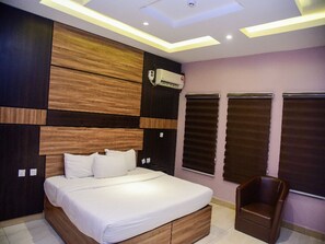 Secretária, secretária adequada para computadores portáteis 