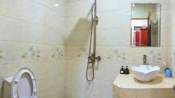 Quarto Duplo ou Twin Básico, 2 camas queen-size, não fumadores | Casa de banho | Chinelos