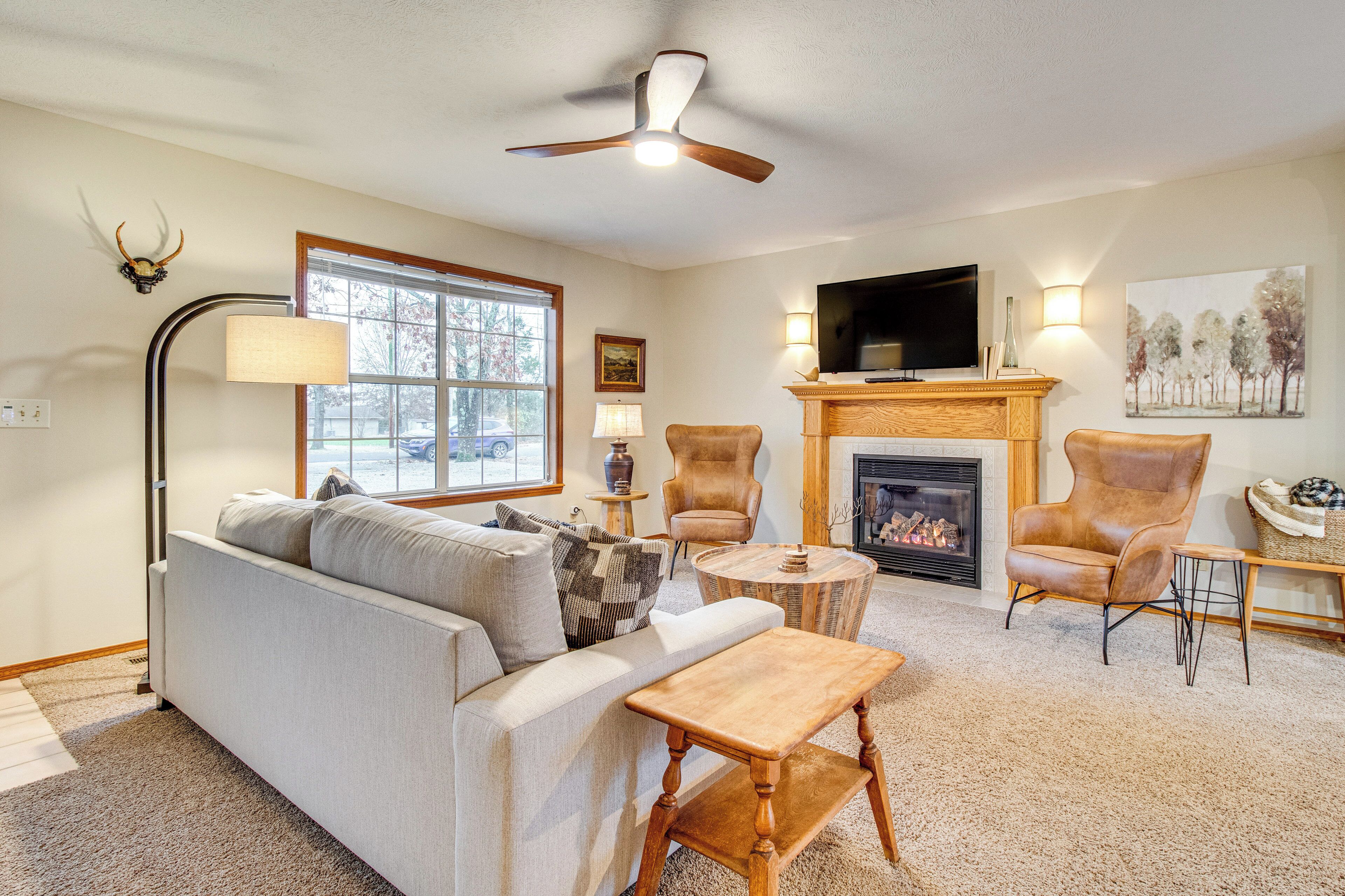 < 1 Mi To Bull Shoals Lake: 'The Blue Quill' - Bull Shoals, AR