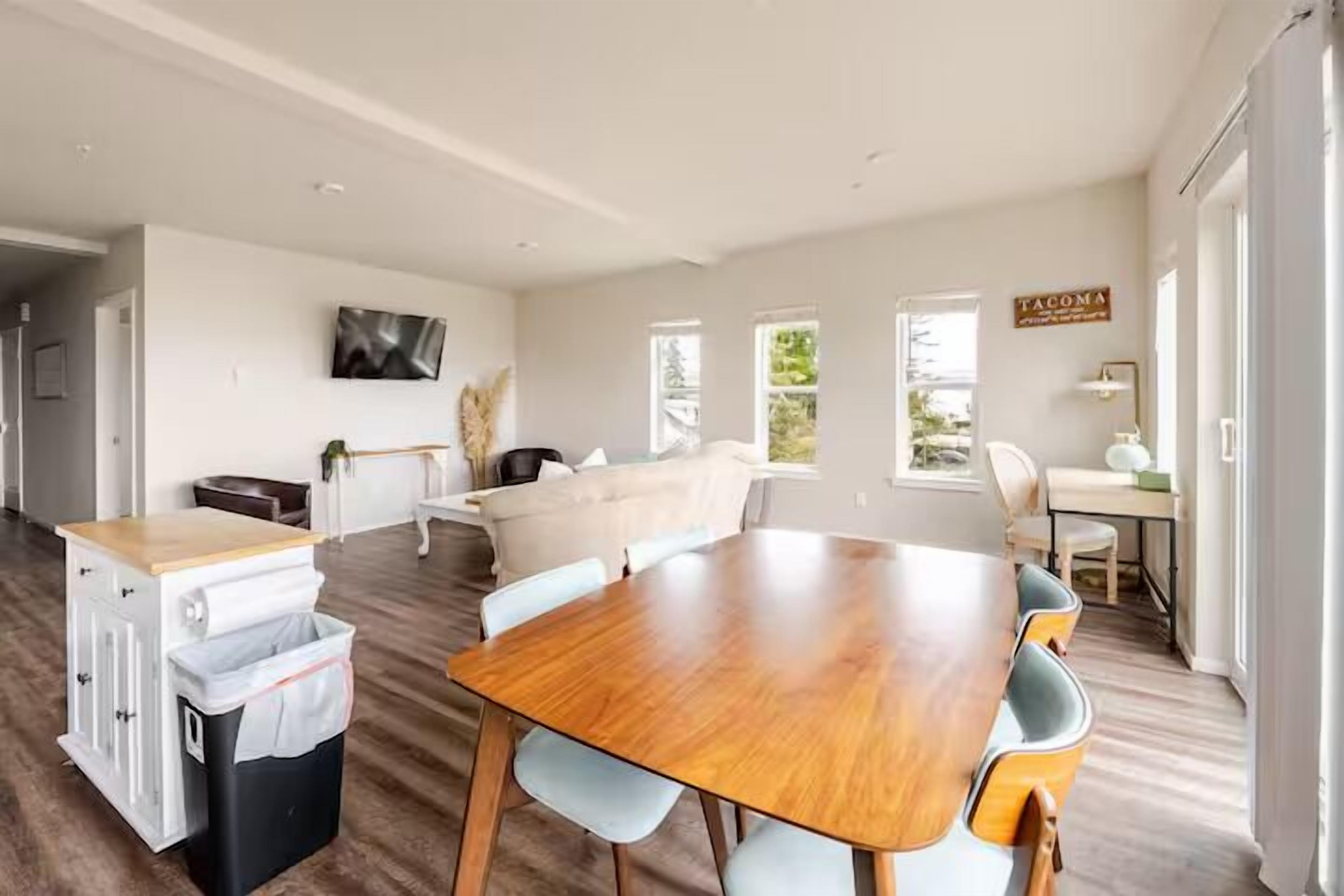 Top Floor Corner Condo With Unreal Views Of Commencement Bay + Dt Tacoma Skyline - Tacoma, WA