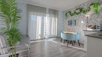 Suite Familiar, Vista para a cidade | Sala de estar | Televisor LCD de 32 polegadas com canais por cabo
