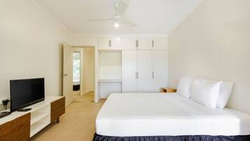 Apartamento Deluxe, 3 quartos, não fumadores, varanda | Cortinas/cortinados opacos, ferro/tábua de engomar