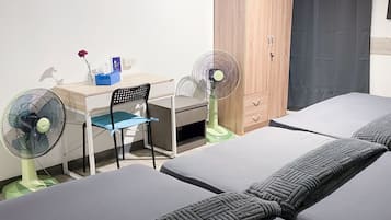 Suite-Estúdio Básica, kitchenette | 3 quartos, cortinas/cortinados opacos, ferro/tábua de engomar