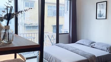 Quarto quádruplo família, cozinha americana, vista para a cidade | Cortinas blackout, ferros/tábuas de passar roupa, Wi-Fi de cortesia