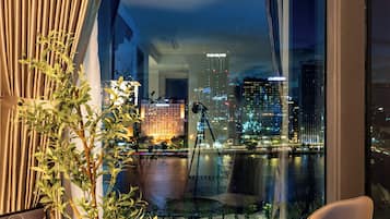 Apartamento executivo, 3 quartos, sacada, vista para a cidade | 1 quarto, frigobar, escrivaninha, espaço de trabalho para notebook