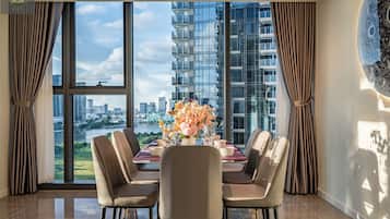 Apartamento executivo, 3 quartos, sacada, vista para a cidade | Opções para refeição no quarto