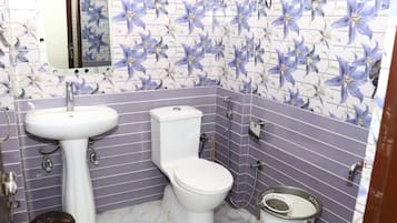 Quarto casal ou duplo luxo, sacada, vista para a cidade | Banheiro | Chuveiro, roupões de banho, chinelos, sabonete