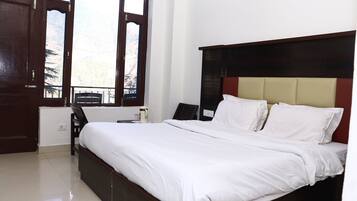 Quarto Duplo ou Twin Deluxe, varanda, Vista para a cidade | Wi-fi grátis