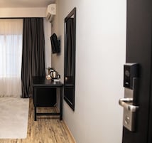 Quarto Twin Deluxe | Secretária adequada para computadores portáteis, Wi-fi grátis