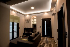 Villa Deluxe, vista para o mar | Cozinha privada | Um frigorífico, um micro-ondas, um forno, uma placa de cozinha 
