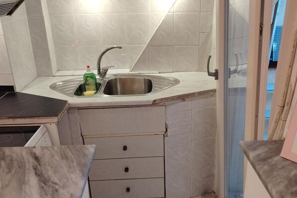 Um frigorífico, um micro-ondas, um forno, uma chaleira elétrica 